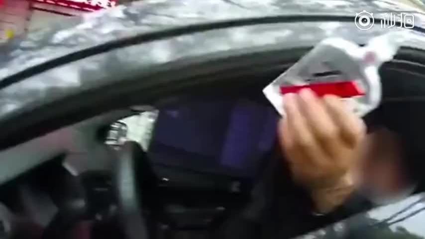 太嚣张!倒车与后车碰撞,司机拿酒瓶当驾驶证