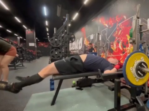 ...直接被压住颈部,应该是压迫了气管无法求救,旁边的人也没有及时发现