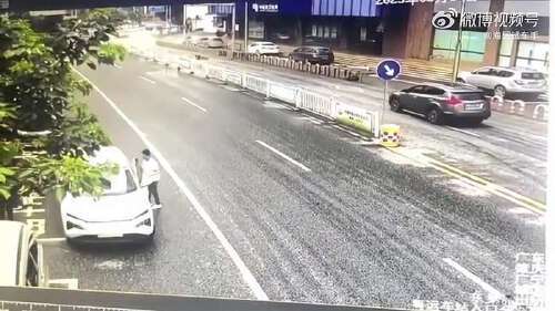 电动车瞬间被撞粉碎!汽车失控惨烈瞬间,驾驶员不幸当场身亡