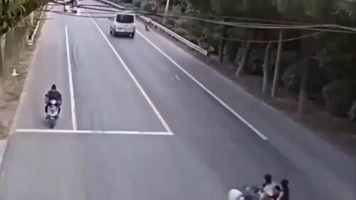 这就是典型的路怒症,要不是监控,谁都想不到有多可怕