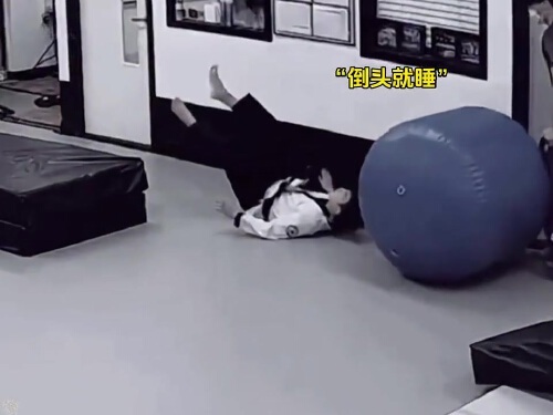 视频纯属娱乐请勿模仿危险动作请勿模仿分享有趣的视频看一遍笑一遍...