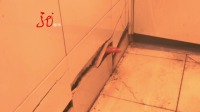 吓人!地面塌陷墙体破裂 一伸手可以穿墙而过到另外一个屋