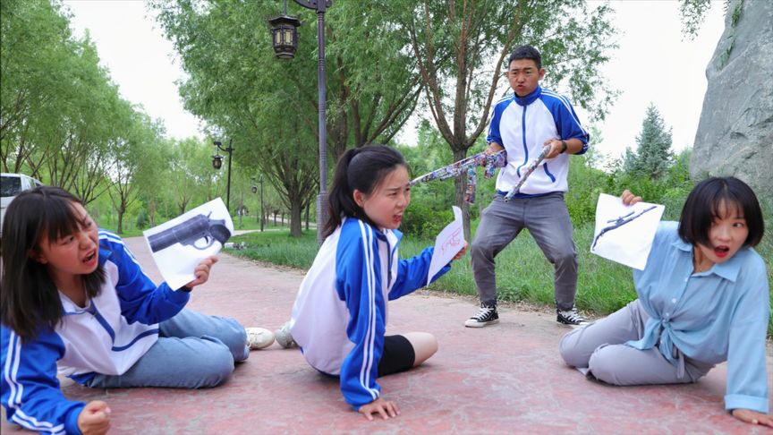 搞笑剧:学渣用计算器弹唱催眠敌人,拿纸质装备偷梁换柱,真牛