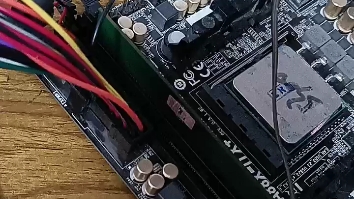 华擎fm2a88x-itx+主板开机发出滴滴滴 滴滴滴的报警,cpu显卡风扇都转,...