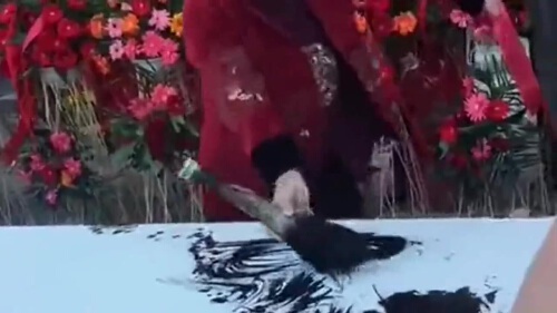 见识一下真正的绘画大师,用巨大的毛笔,一会就能画出经典的作品