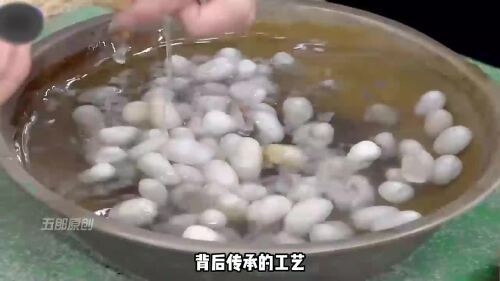 千年绝技!百颗蚕茧抽丝千米,匠人巧手织就薄如蝉翼的传世丝绸