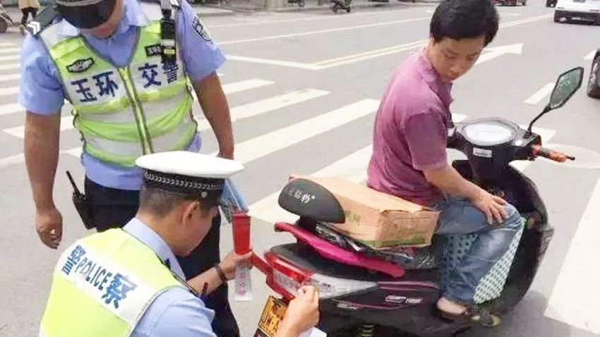 2018电动车新规:限速25km/h,还要装脚蹬!心疼外卖快递小哥