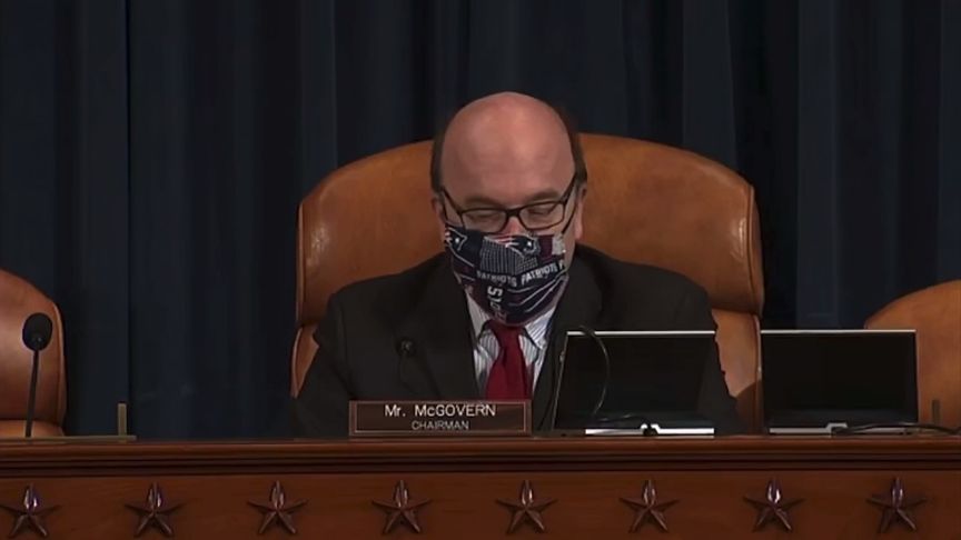 美国议院开会,议员激烈讨论,但防护措施太搞笑了。