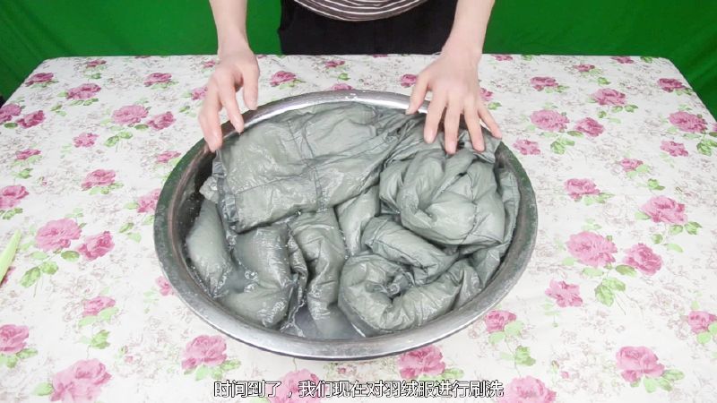 喜欢穿羽绒服的小伙伴,赶紧来看看羽绒服正确的清洗方法
