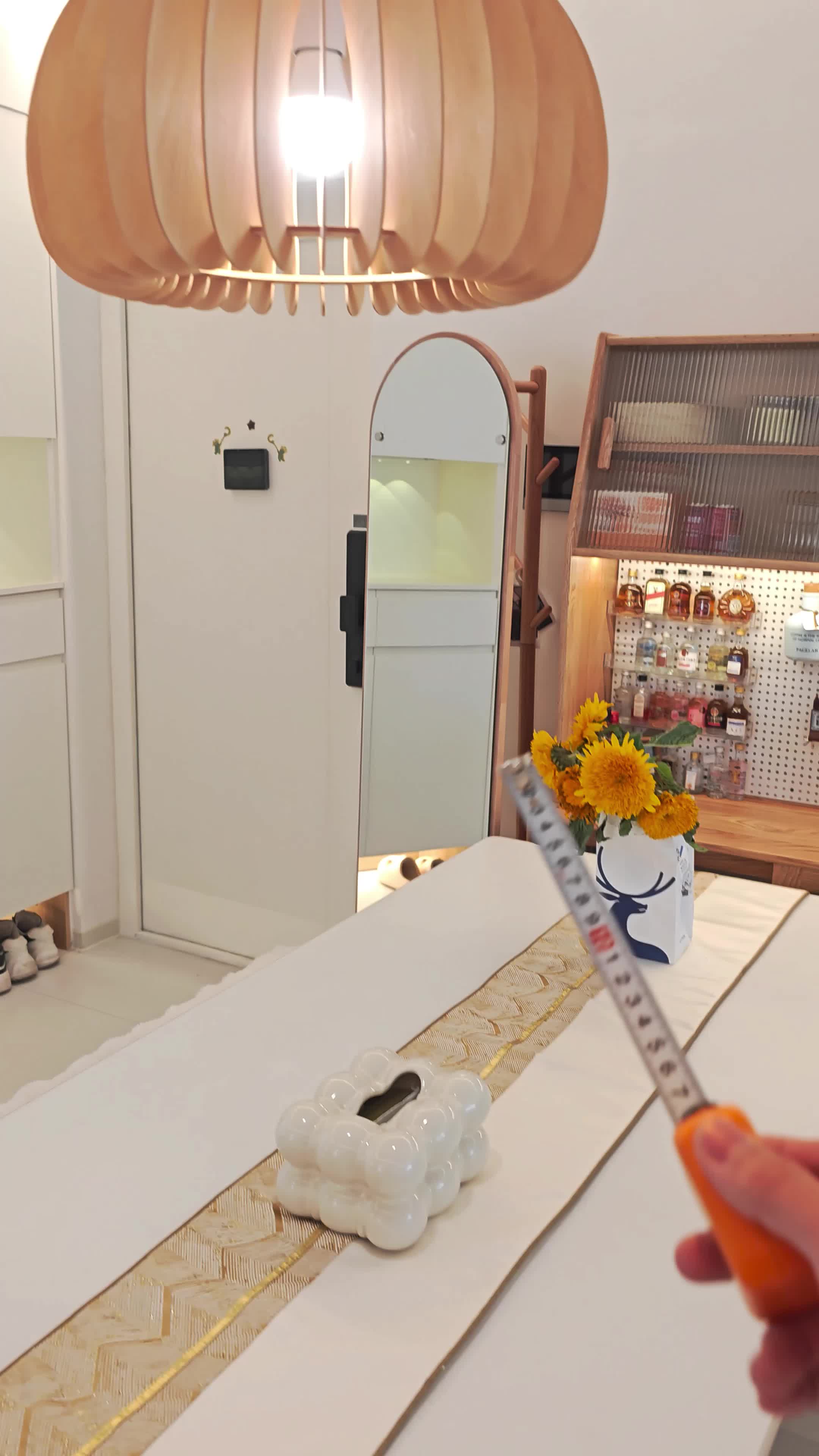 全屋一镜到底,进门右边是鞋柜,左边是餐桌,我把椅子换成了长条凳,既能...