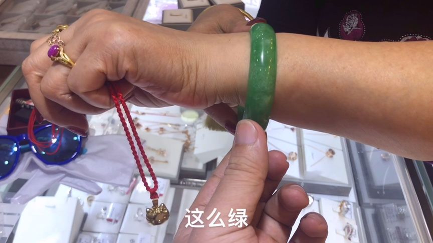 朋友送的满绿翡翠手镯,要真是A货,那起码值几十万