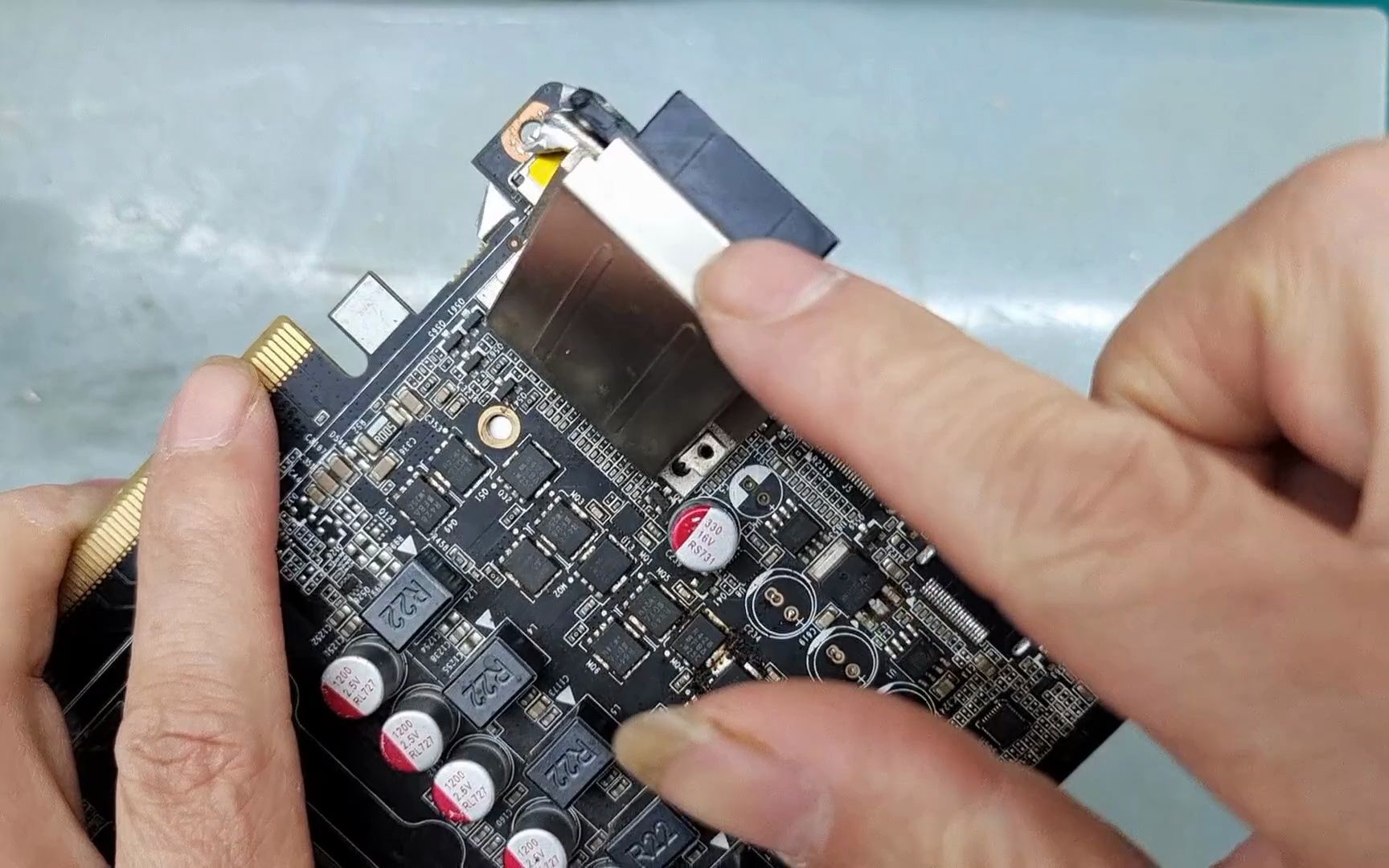 显卡DP接口更换,90%的人都无从下手,看懂后你也会焊接简单!