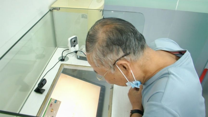 超70岁也可考驾照!74阿伯前往深圳车管所考试:可以潇洒自驾游