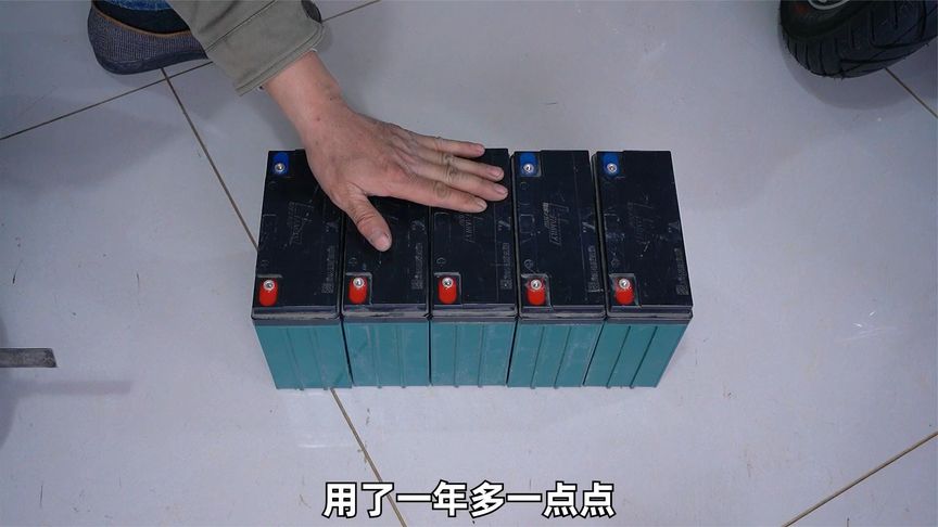 电动车电量掉格不要换电瓶!看修车师傅怎么说!学会又能多用几年