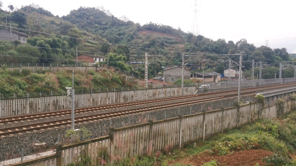 G2873次(重庆西站-昆明南站)本务成都动车段CRH3C3001通过渝贵...