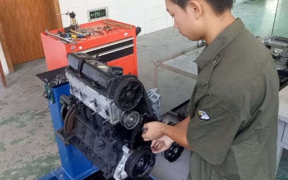 桑塔纳2000AJR发动机活塞连杆的拆卸