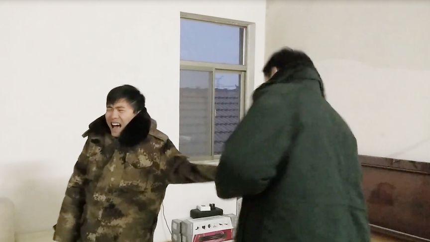 孩子被人贩子拐走成残疾,当街乞讨为生,没要到钱还要挨打