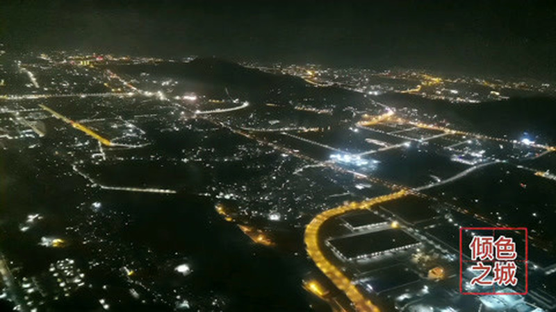 飞机降落厦门机场,云上望厦门,夜景太震撼了!