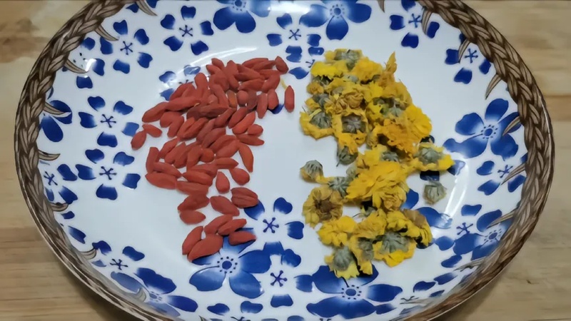 枸杞搭菊花泡水,太厉害了,解决了很多人的困扰,真的很管用