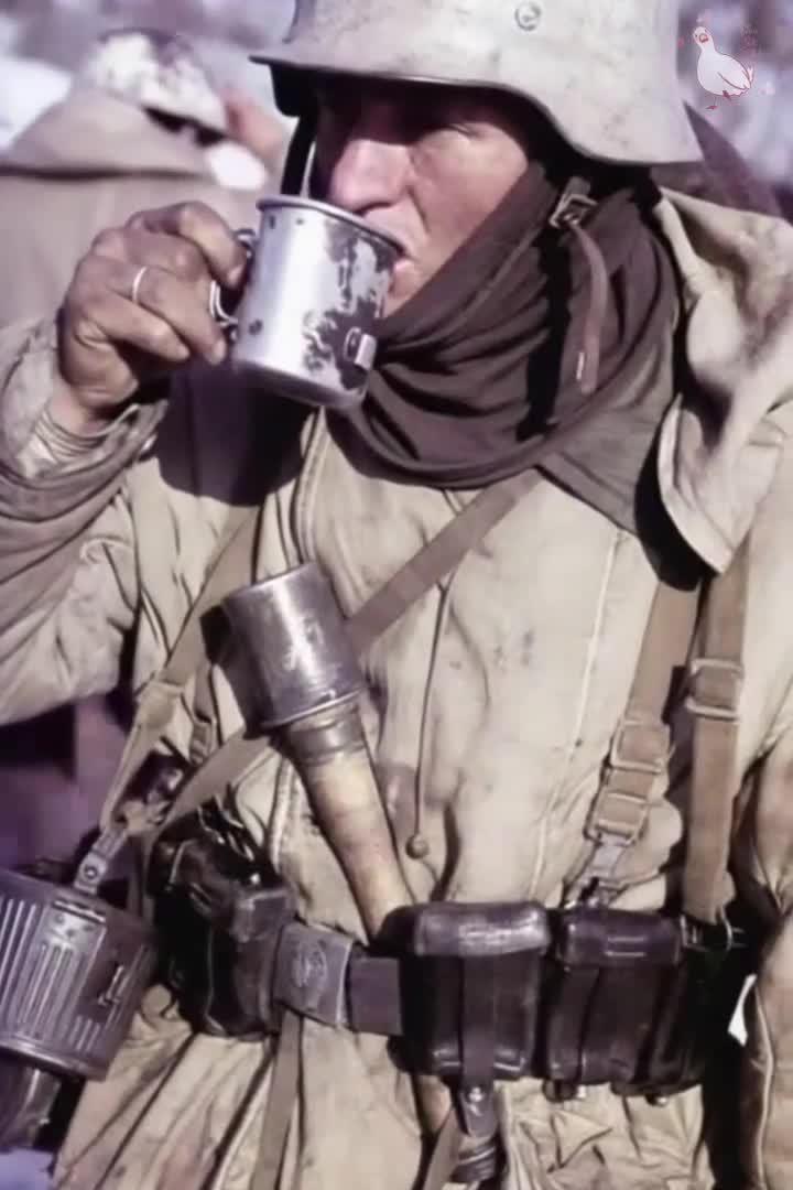 camera_with_flash 1942年,德国士兵在东线战壕喝着咖啡