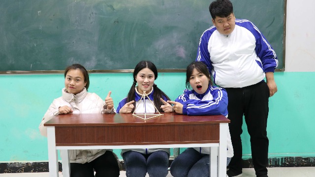 把6根筷子拼成4个相等三角形,没想被.