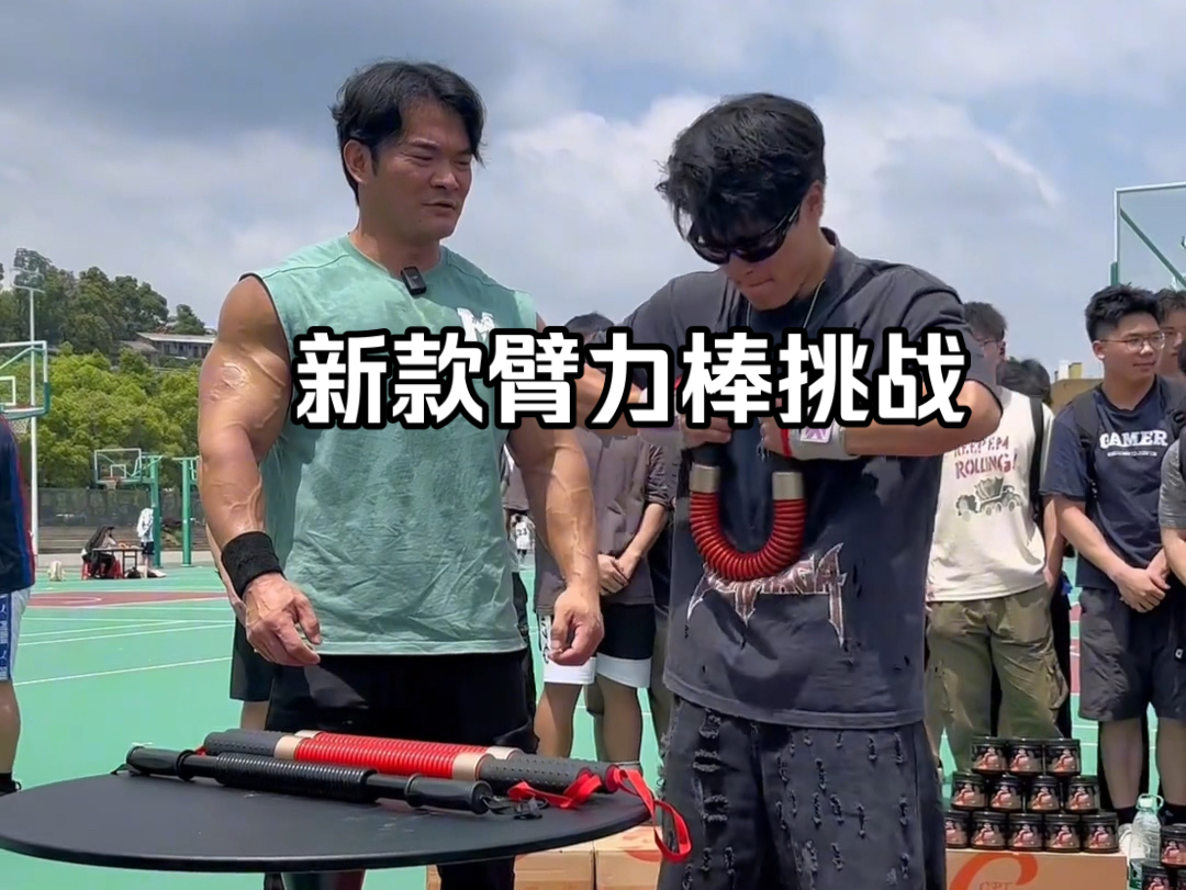 李维刚就是硬掰臂力棒天花板,昊鹰100kg变态版轻松拿捏!#臂力棒挑战...