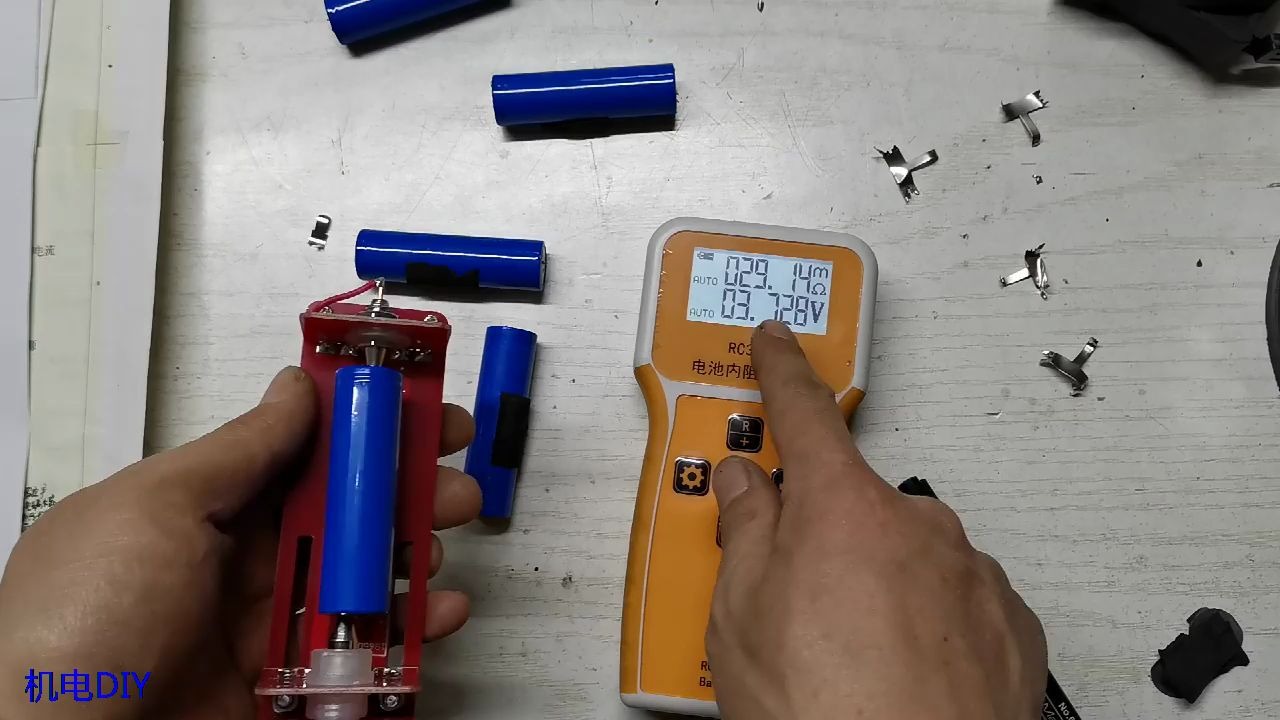 给大家检测一下便宜的充电钻锂电池!一致性差得很