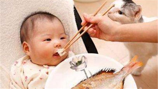 宝宝鱼刺卡喉,别再吃馒头、喝醋了!学会正确处理,能救宝宝一命