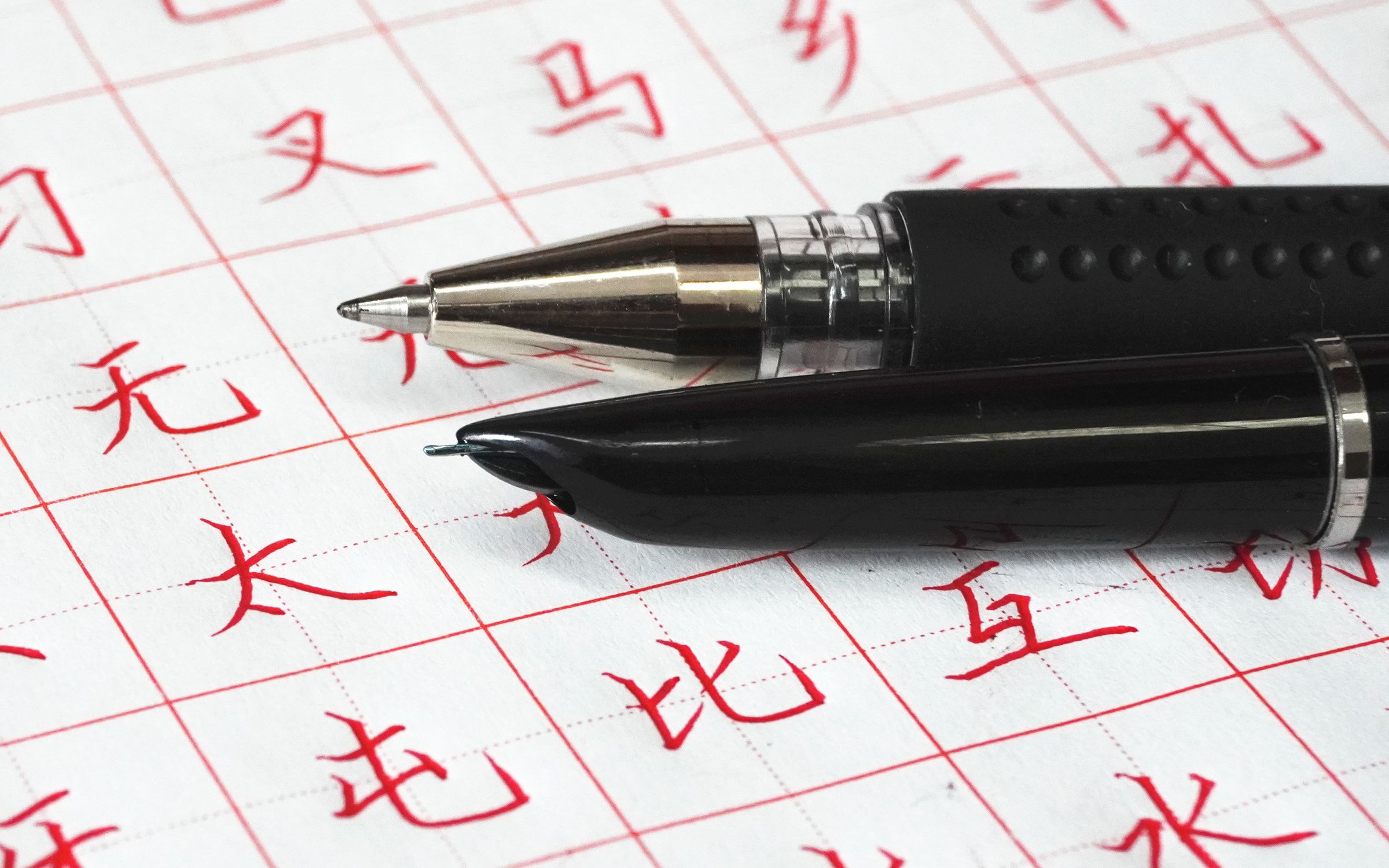 老汤︱练字到底用哪种笔好?高能讲解,基础款钢笔和中性笔的区别!