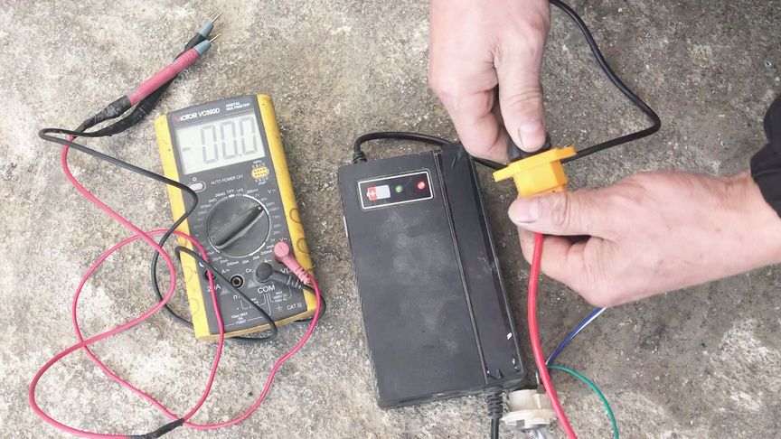 电动车充电器,带保护的怎么测量好坏?教你一招简单又实用的方法