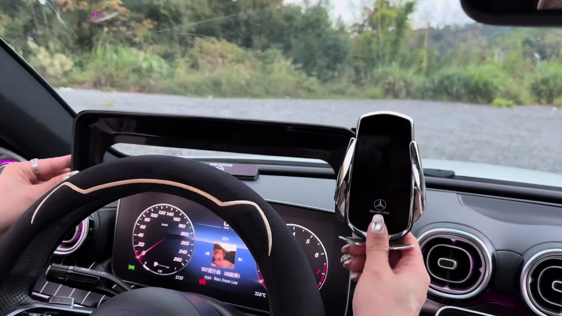 推荐很多奔驰车主都在使用的一款无线充车载手机支架,专车专用,稳固...