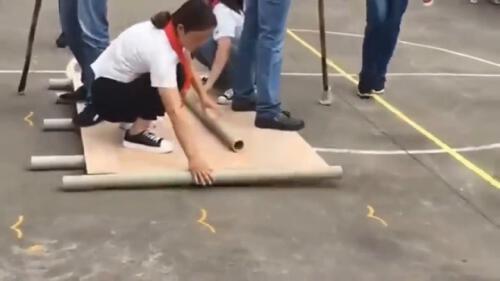 学校组织亲子活动,划船游戏,很考验团队合作,很有意义!