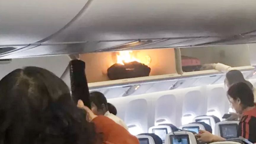南航旅客所携充电宝在行李架起火 旅客被警方带走