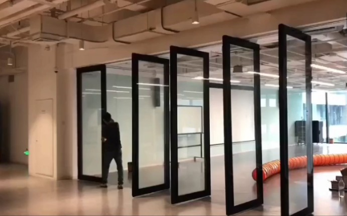 杭州阿里巴巴办公室移动伸缩玻璃隔断玻璃隔断不仅可以固定做高隔间...