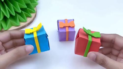 今天我们来制作一个漂亮的折纸礼品盒!