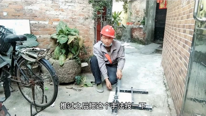 推刀切300X300的瓷砖,切出的瓷砖缺角。推机不好用,把瓷砖切坏