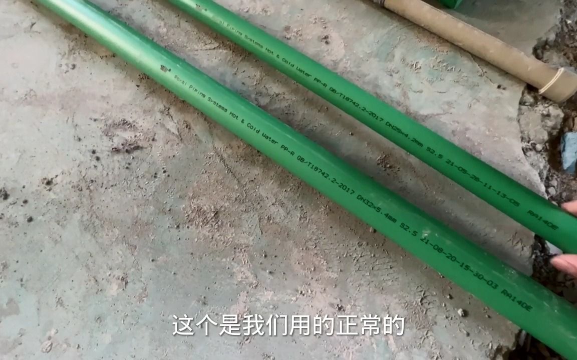 复式楼主水管用32毫米,分水管用25毫米,放在一起粗细差别明显