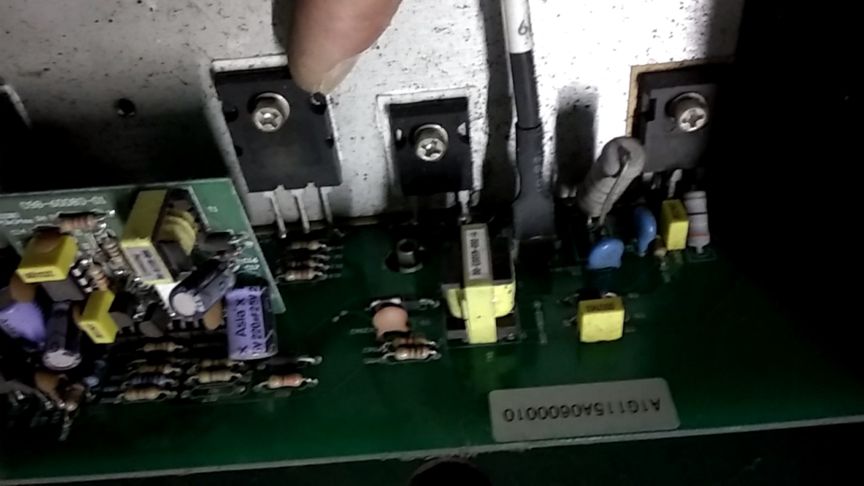 视频监控服务器不能正常使用,打开上盖检修控制主板。