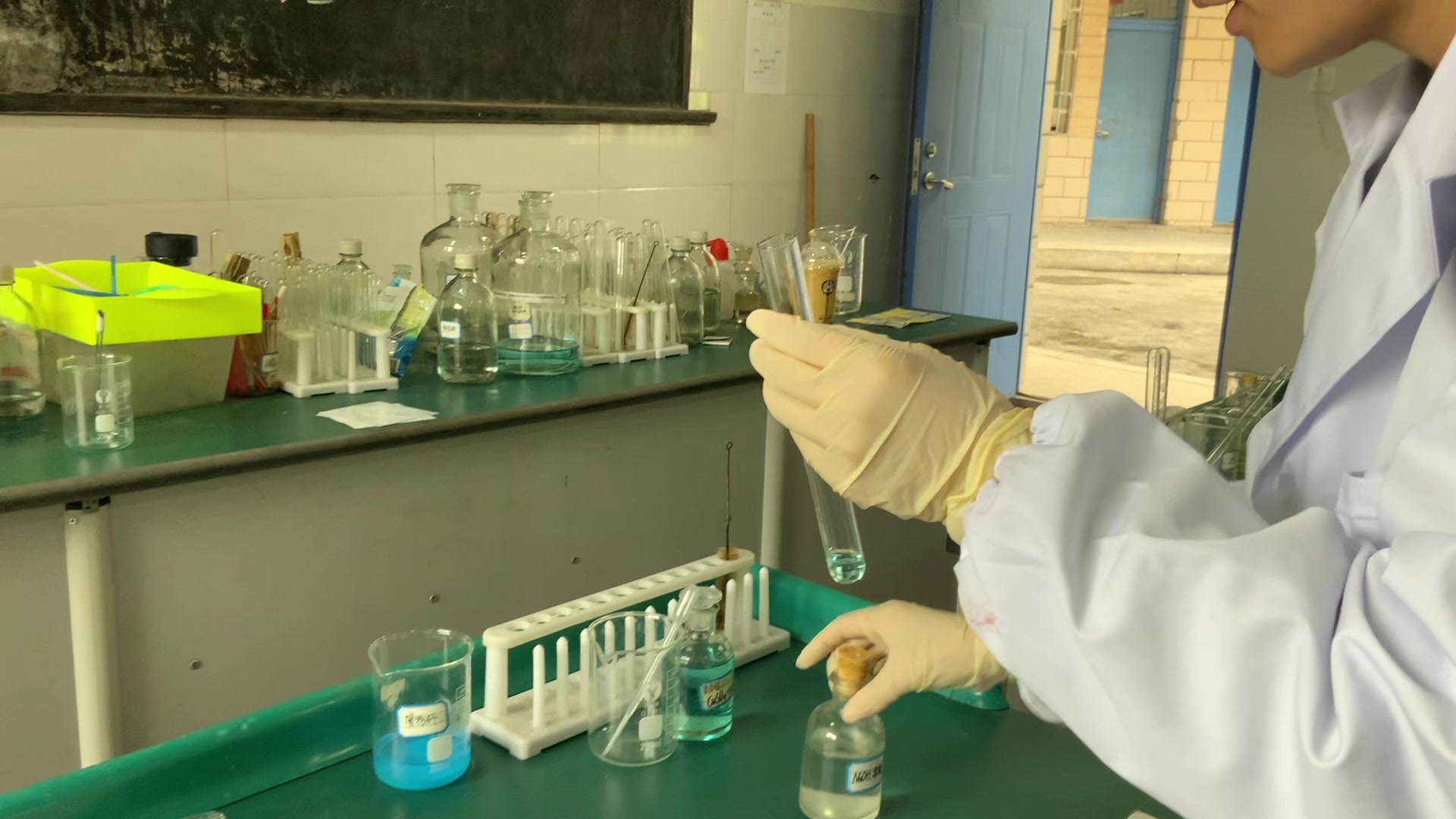 3、酸性硫酸铜溶液与氢氧化钠溶液的作用