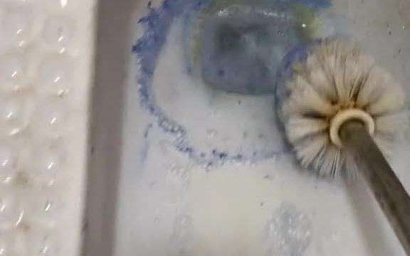 马桶蹲便有尿垢,黄渍刷不掉,太影响心情!老田给你推荐一款除尿垢的!...