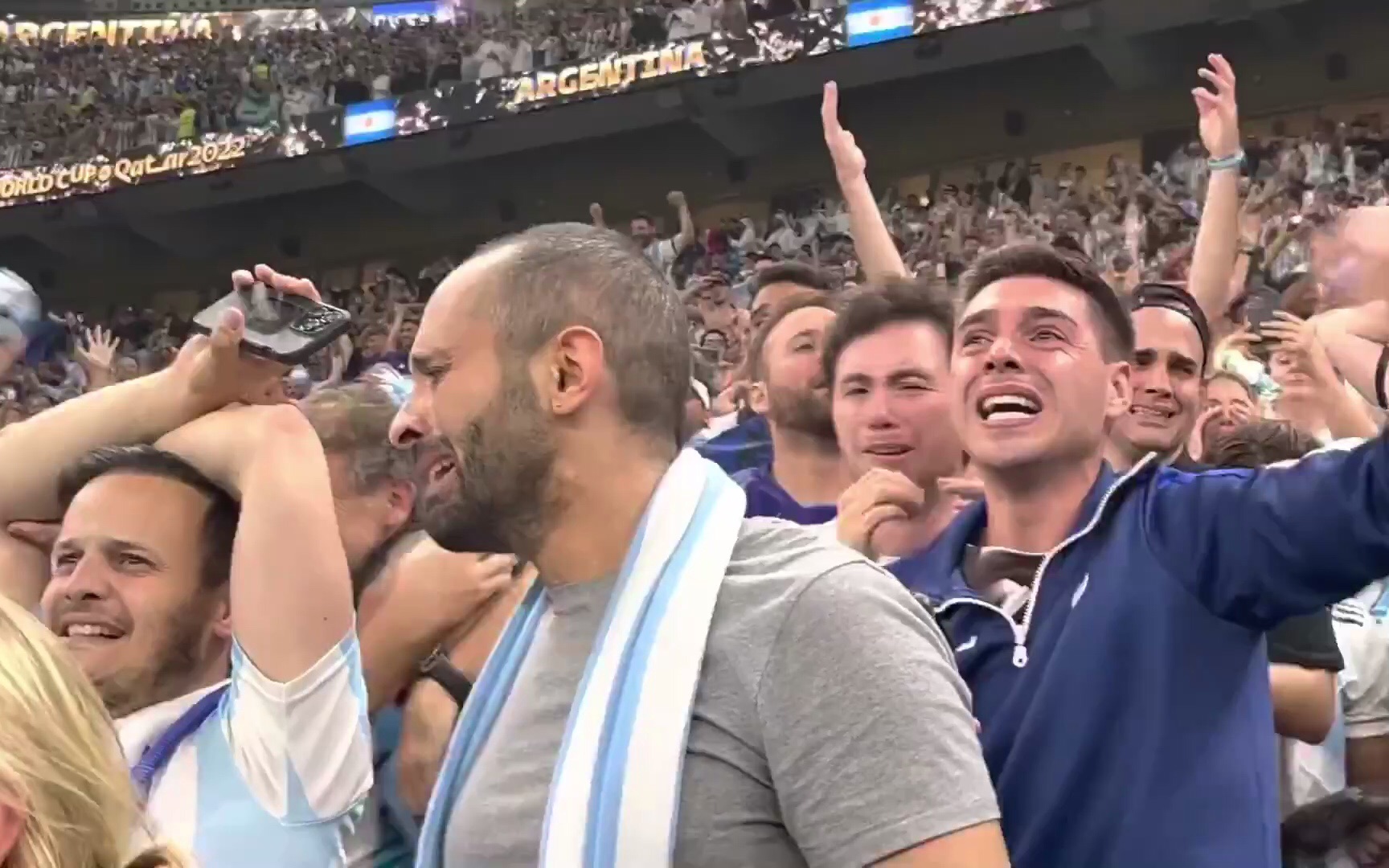 世界杯决赛、阿根廷夺冠那一刻、阿根廷球迷哭泣的呐喊反应!