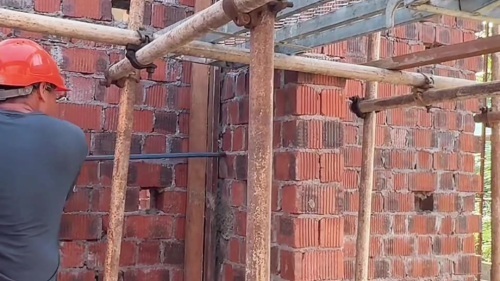 钢筋工师付正在拆除构造柱模板