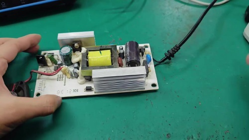 电动车充电器接电源灯亮下就灭原来是个小问题接条线就修好了