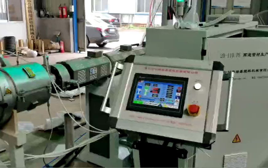 PE供给水管设备试机生产