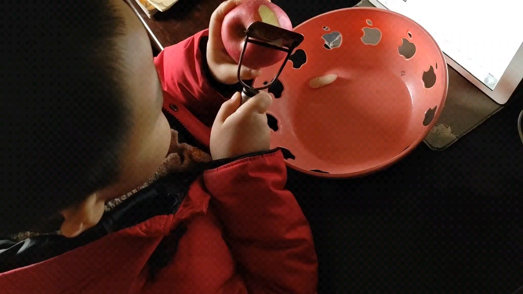 一年级劳动课:削水果