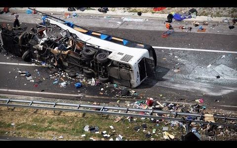 【记录仪下的那些车祸瞬间】[1080p]Crash Accidents Caught On Cam ...