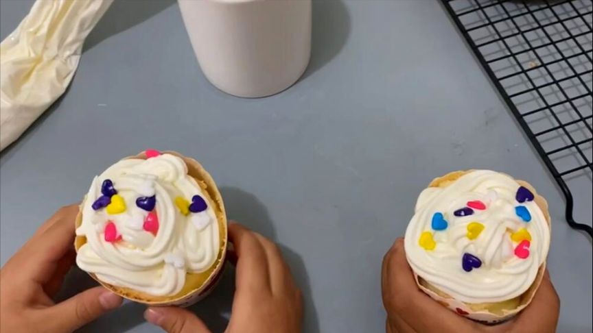 奶油蛋糕自己在家做,做成两样,抹上奶油,瞬间被孩子吃光光