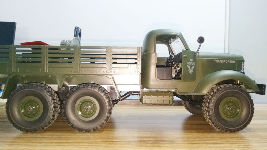 小伙在网上买了一辆解放牌电控车,开箱后:全时六驱+差速器!