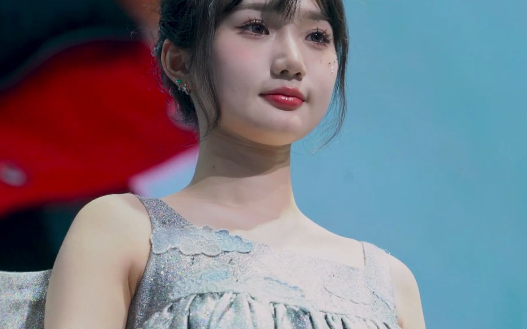 2022年广州车展 美女车模抱起小熊就跑,太甜了