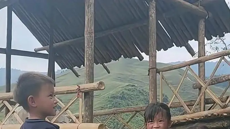 平平给村里的孤儿带去了零食,好心的男孩投桃报李,报答社会